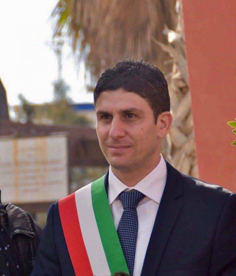 Il sindaco Alessandro Grando deporrà una corona di fiori al monumento ...